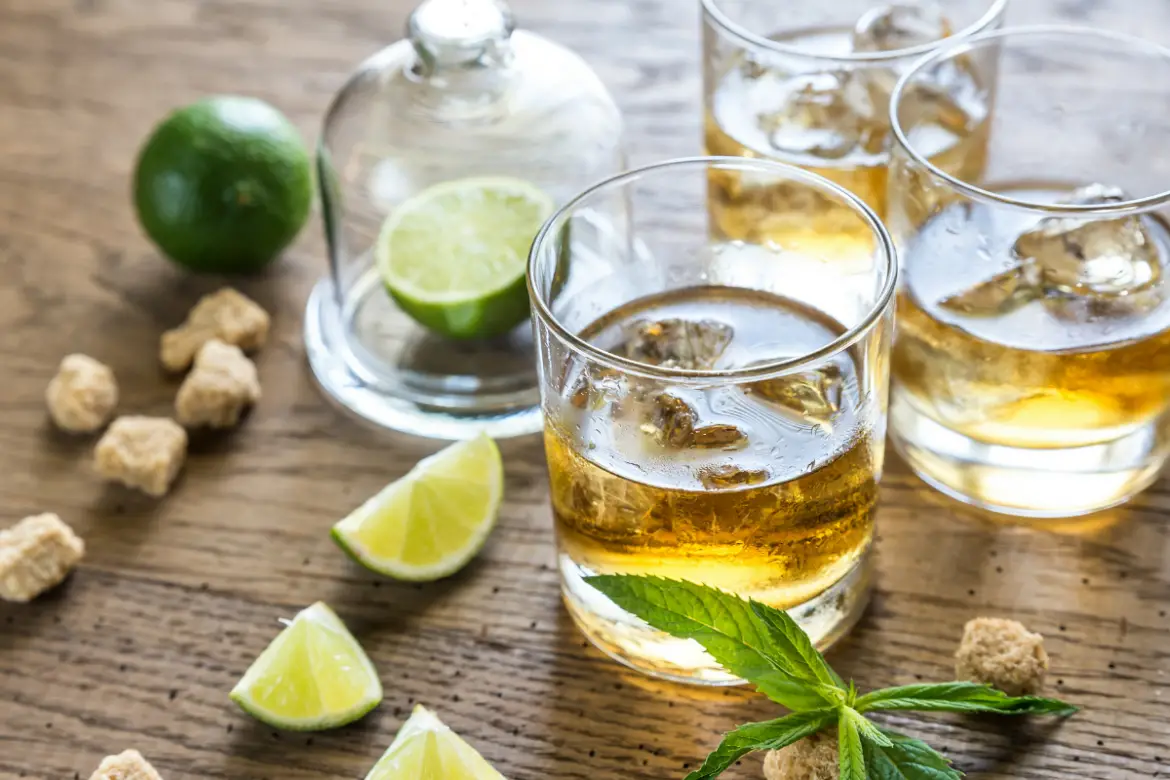 Du rhum de mélasse au rhum de pur jus de canne : notre top des ...